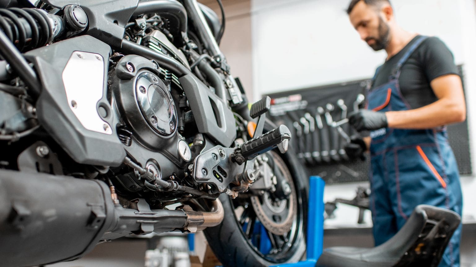 Mantenimiento esencial para coches y motos. Consejos clave
